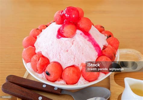 빙 수 달콤한 디저트 면도 한국 스타일 아이스크림 빙 수 수 박에 얼음 토 핑 과일에 대한 스톡 사진 및 기타 이미지 과일 그릇 냉동된 Istock