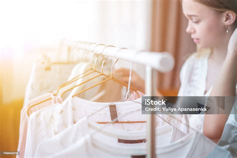 의류 패션 스타일과 사람들의 개념 가정 옷장에서 옷을 선택하는 여성 아침에 무엇을 입고 있는지 를 경멸하는 아름다운 젊은 여성