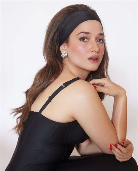 Tamannaah Bhatia கிளாமரில் தமன்னா பிஹெச்டிபோல ஒவ்வொரு போஸும்