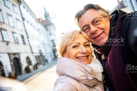 Selfie 하 고 수석 몇 2명에 대한 스톡 사진 및 기타 이미지 2명 60 69세 겨울 Istock