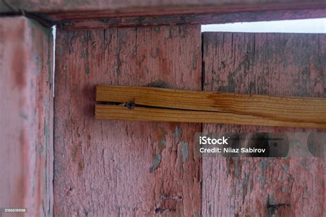 분홍색으로 칠해진 낡고 무너져가는 나무 문 진부화의 개념과 시대의 변화 패션의 변화와 인생관 개념에 대한 스톡 사진 및 기타 이미지 Istock