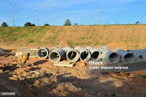 누워 또는 지하 폭풍 하수 파이프의 교체 도시에서 물 메인 위생 하수 빗물 배수 시스템의 설치 콘크리트 배수 파이프 유틸리티 인프라 이미지 0명에 대한 스톡 사진 및 기타