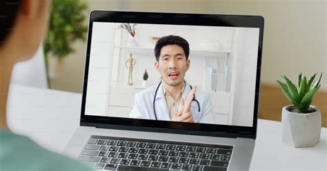 집에서 컴퓨터 랩톱 가상 화상 통화 또는 화상 회의를 통해 의사와 대화하는 아시아 여성 원격 의료 및 원격 의료 개념 사진