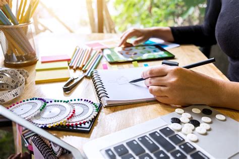 젊은 여성 드레스 메이커 또는 디자이너는 패션 디자이너로 일하고 의류 직업과 직업 직업 패션 디자이너 세련된 개념에 대한