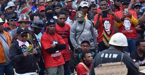 Dipecat Sepihak Karyawan Freeport Blokade Jalan Di Timika