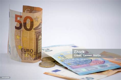 흰색 배경에 미국 달러와 영국 파운드와 유로 세계 경제 위기 복사 공간 0명에 대한 스톡 사진 및 기타 이미지 0명 금융 미국 지폐 통화 Istock