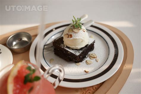유토이미지 카페에서 맛있는 브라우니 아이스크림
