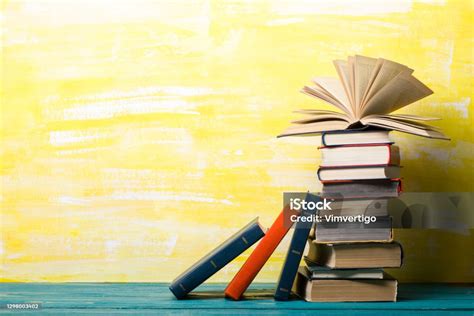 빈티지 오래된 하드 백 일기 나무 갑판 테이블과 노란색 배경에 팬 페이지와 책 구성 책 스태킹 학교로 돌아갑니다 공간을 복사합니다 교육 배경 공부에 대한 스톡 사진 및 기타