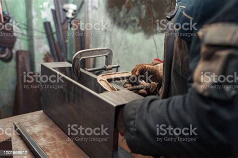 Man은 철 제품을 C클램프에 고정합니다 남자는 클램프로 작동합니다 강철 작업장 컨셉 수리에 대한 스톡 사진 및 기타 이미지 수리 장갑 건설 기계류 Istock