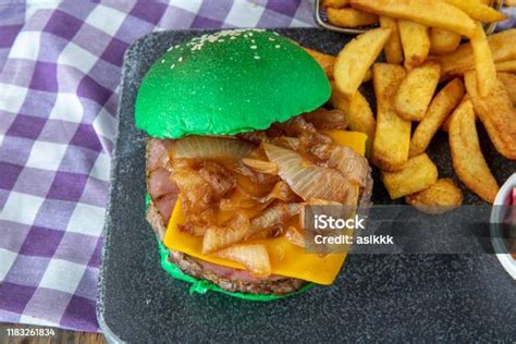 그린 버거 나무 배경에 녹색 롤빵 햄버거 텍스트에 배치합니다 감자 요리에 대한 스톡 사진 및 기타 이미지 감자 요리 고기 굽기 Istock