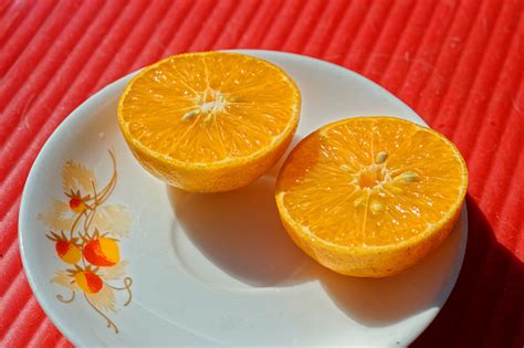 빨간색 배경 사우라슈트라 구자라트와 흰색 접시에 슬라이스 잘 익은 오렌지 조각의 수평 사진 0명에 대한 스톡 사진 및 기타 이미지 0명 감귤류 과일 건강한 식생활