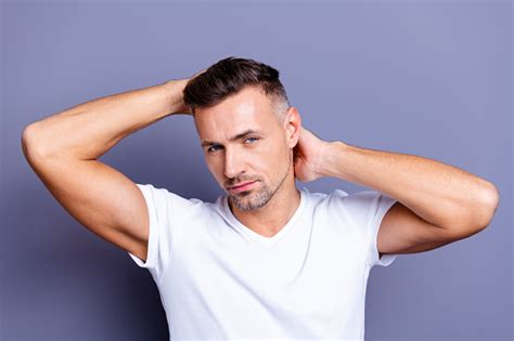 클로즈업 사진 놀라운 그 그 그의 중년 마초 Ponder Pensive 완벽한 외관 거울 샤워 깔끔한 이상적인 미용사 스타일링 스타일리스트 살롱 캐주얼 흰색 티셔츠 고립 된