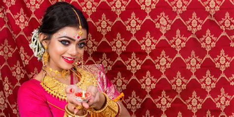 디왈리를 계기로 꽃을 배경으로 오일 램프 조명이나 디야를 들고 전통 사리 드레스를 입은 아름다운 젊은 인도 여성 Onam에 대한 스톡 사진 및 기타 이미지 Istock