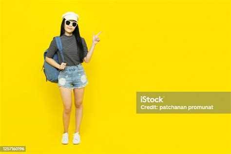 노란 배경에 고립 된 배낭 셀카와 캐주얼 옷과 선글라스를 입고 여행자 관광객 아름다운 젊은 아시아 여성 여름 방학 휴가 및 여행 개념 가방에 대한 스톡 사진 및 기타 이미지
