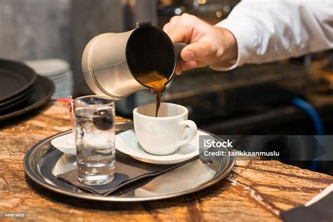 가까운 주둥이 에스프레소 커피 머신이 마련되어 있습니다 0명에 대한 스톡 사진 및 기타 이미지 0명 2015년 갈색 Istock