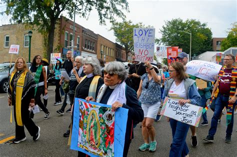 Líderes Religiosos Y Fieles Protestan Contra Las Redadas De Ice Frente