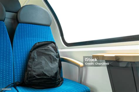 유럽 독일 대중 교통 열차 지하철 버스의 깨끗한 위생 빈 좌석에 고립 된 흰색 창 배경은 여행자가 사용자 정의 보기로 휴가 중에 여행 할 수있는 햇빛과 함께 버스에 대한