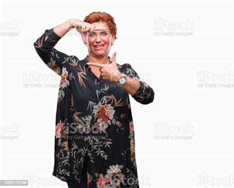 손으로 만드는 프레임 및 행복 한 얼굴로 손가락을 웃 고 고립 된 배경 위에 Atrractive 수석 백인 빨강 머리 여자 창의력과 사진 개념입니다 개념에 대한 스톡 사진