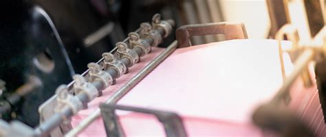 인쇄기 기계의 사진 효과는 인쇄 생산 라인에서 종이 시트를 취하고 Cmyk에 대한 스톡 사진 및 기타 이미지 Cmyk 강철 검은색 Istock