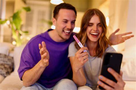 화상 통화에서 긍정적인 임신 테스트 결과를 보여주는 행복한 여성과 남성 20 24세에 대한 스톡 사진 및 기타 이미지 20