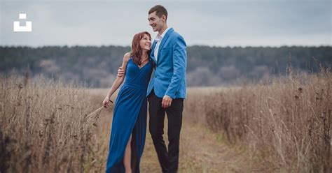 들판에서 사진을 찍기 위해 포즈를 취하는 남자와 여자 사진 Unsplash의 무료 모스크바 이미지