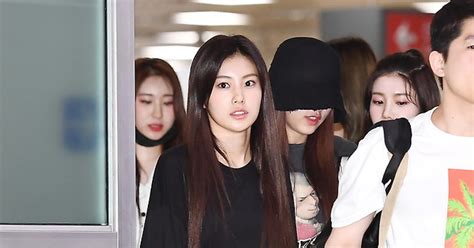 아이즈원 강혜원 핫팬츠 입고 드러낸 각선미[포토엔hd]