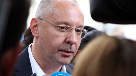 Пленумът на БСП бламира Нинова и избра Станишев на пето място в листата