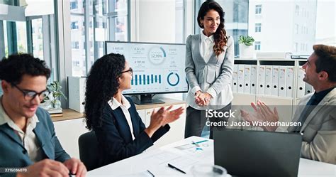 회계사 박수 또는 사업가가 성공 차트 또는 자본 성장에 대한 프레젠테이션을합니다 목표 목표 회계 이익 또는 투자자와 함께하는 행복한 재정 고문 그래프 또는 칭찬을 위한 이사