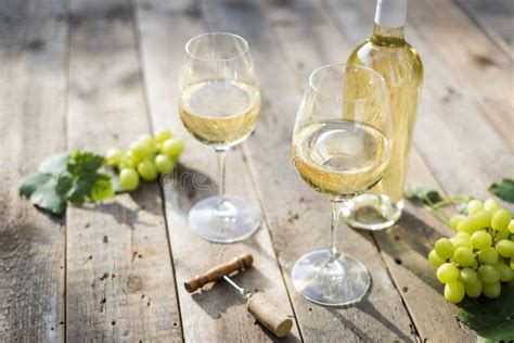Vino bianco fotografia stock. Immagine di tabella, vista - 93757800