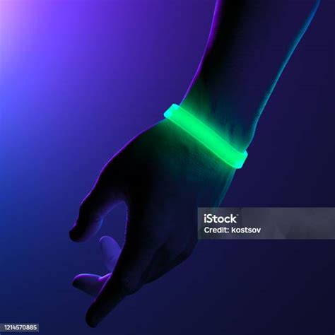 어두운 배경에 손에 네온 조명 녹색 고무 팔찌 빈 공간이 있는 탄성 손목 밴드 3d 렌더링 고무에 대한 스톡 사진 및 기타 이미지 Istock
