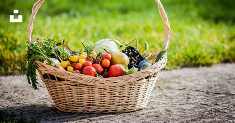 다양한 과일과 채소로 채워진 고리 버들 바구니 사진 Unsplash의 무료 재미 이미지