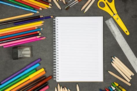 칠판에 다채로운 학교 용품 다양한 연필 마커 및 크레용이있는 빈 메모장 학교 개념으로 돌아갑니다 0명에 대한 스톡 사진 및 기타 이미지 Istock