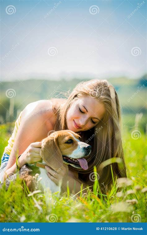 Adolescente Con Su Perro Foto De Archivo Imagen De Afuera 41210628