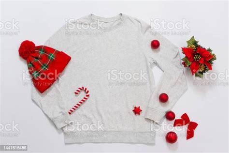 회색 빈 템플릿 스웨트셔츠 복사 공간을 닫습니다 크리스마스 휴일 개념입니다 탑 뷰 모형 까마귀 모자 흰색 바탕에 빨간 휴일 장식 새해 복 많이 받으세요 액세서리 크리스마스