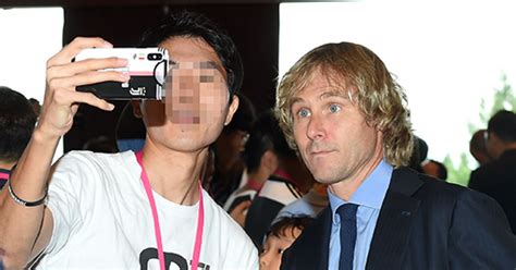 [md포토] 파벨 네드베드 팬과 다정한 셀카 촬영