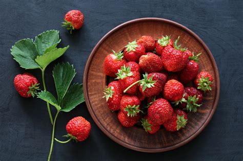 찰흙 그릇에있는 딸기 열매 및 잎은 어두운 테이블 꼭대기 전망 채식 치료 0명에 대한 스톡 사진 및 기타 이미지 0명 건강한 생활방식 건강한 식생활 Istock