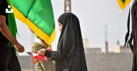 녹색과 노란색 우산을 들고 검은 가운을 입은 남자 사진 Unsplash의 무료 무슬림 이미지