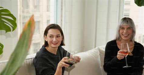 와인 잔을 들고 소파에 앉아 있는 두 여자 사진 Unsplash의 소파 이미지