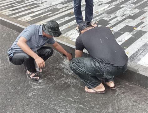 អភិបាលខណ្ឌចំការមន កៀង ល័ក្ស បញ្ចេញកម្លាំងចុះកាយ សំរាមតាមមាត់អណ្ដូងលូពេលភ្លៀងធ្លាក់ Phnom Penh