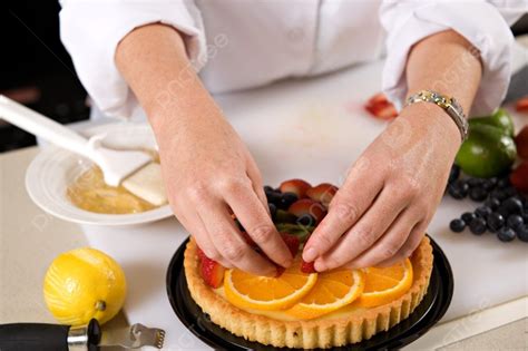 커스터드 타르트에 신선한 과일을 얹은 생과자 요리사의 손 사진 배경 및 무료 다운로드를위한 그림 Pngtree