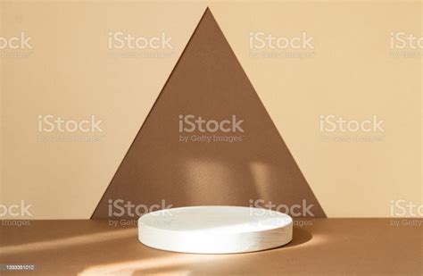 추상적인 갈색 베이지 색 배경에 상품을 표시하기위한 둥근 나무 스탠드 화장품 의 프리젠 테이션을위한 3d 연단의 개념 데모기하학적 받침대 배경 주제에 대한 스톡 사진 및