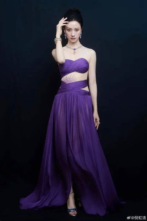 47岁倪虹洁穿紫裙走红毯露嫩白雪肤！魔鬼身材性感火辣 意浏娱乐