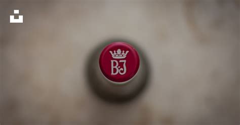 검은 색과 빨간색 둥근 병 뚜껑 사진 Unsplash의 무료 갈색 이미지