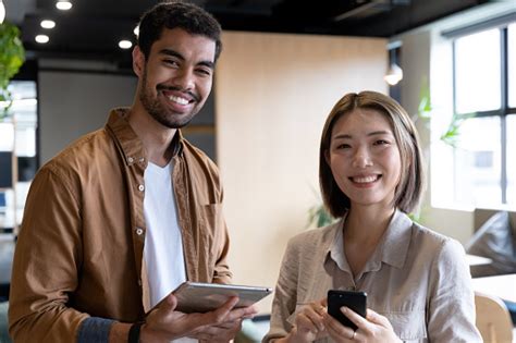 사무실에서 태블릿과 스마트 폰을 사용하여 다양한 사업가와 사업가의 초상화 25 29세에 대한 스톡 사진 및 기타 이미지 25 29세 2명 35 39세 Istock