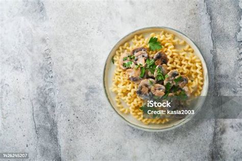 회색 돌 또는 콘크리트 테이블 배경에 접시에 버섯 치즈 및 마늘 크림 소스를 곁들인 Fusilli 파스타 상단 보기 전통적인 이탈리아 요리 0명에 대한 스톡 사진 및 기타