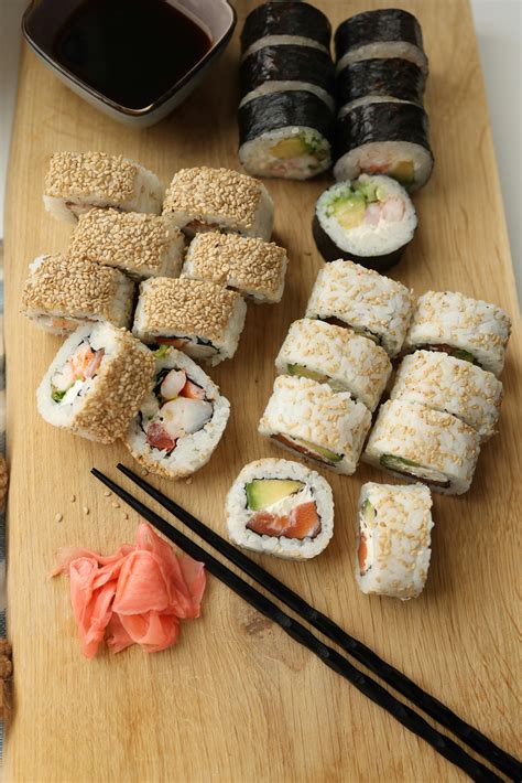 간장 고명 니트로 스시 롤 다양한 초밥 둥근 접시 레스토랑 마키 롤 맛 맛있는 먹음직스러운 물고기 미식가