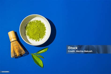말차 건강과 에너지를 위한 전통적인 동양 음료 가루 녹차와 거품기 사진은 선명도와 경쾌한 빛이 날카롭습니다 공간을 복사합니다 위의 녹차에 대한 스톡 사진 및 기타 이미지