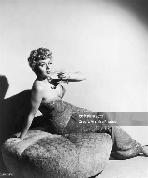A Portrait Of Actress Shelley Winters Circa 1954 News Photo Getty Images