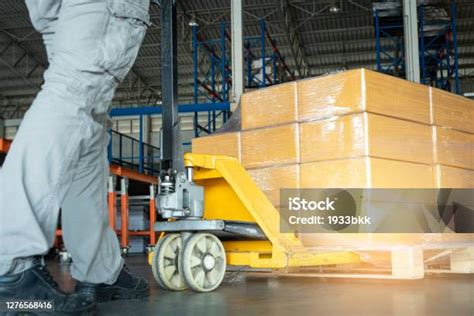 화물 선적 창고 팔레트에 판지 제품 상자를 언로딩 핸드 팔레트 트럭 작업 작업자 35 39세에 대한 스톡 사진 및 기타 이미지