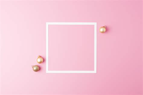 흰색 프레임과 베이지 색 공 크리스마스 핑크 최소한의 배경 플랫 레이 복사 공간 0명에 대한 스톡 사진 및 기타 이미지 0명 Political Party 계절